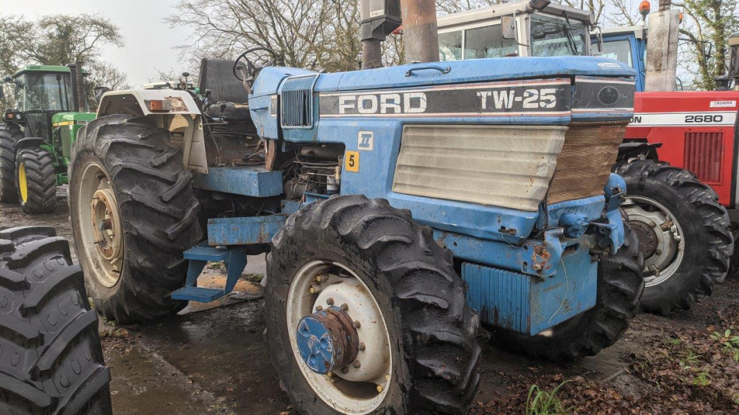 Ford TW25